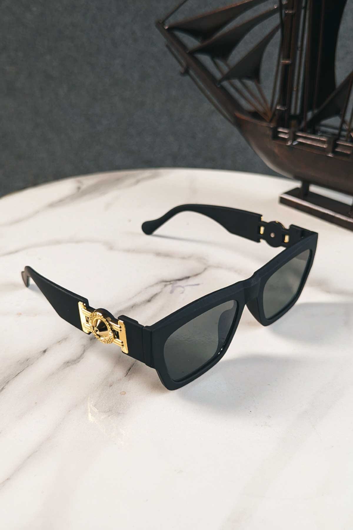 Unisex Gold Medallion Square Sunglasses – elo